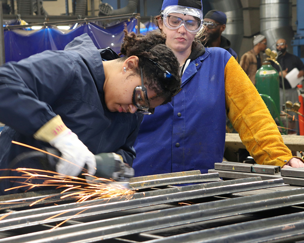 Manufacturing Sector Applicant Tracking System - Reach ATS